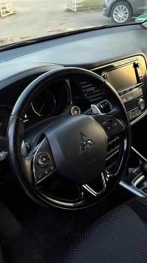 Black Mitsubishi Outlander 2017 in Riga, with an engine capacity of 2.30 L and mileage of 191 thousand km for 12699 €, photo 12 on AUTOMOTO.COM.LV