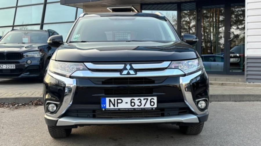 Black Mitsubishi Outlander 2017 in Riga, with an engine capacity of 2.30 L and mileage of 191 thousand km for 12699 €, photo 19 on AUTOMOTO.COM.LV
