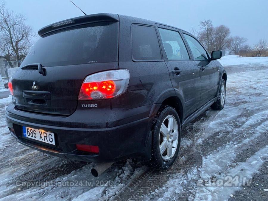 Melns Mitsubishi Outlander 2005 Pērnava, ar dzinēja tilpumu 2.00 L un nobraukumu 330 tūkst. km par 3500 €, foto 3 vietnē AUTOMOTO.COM.LV