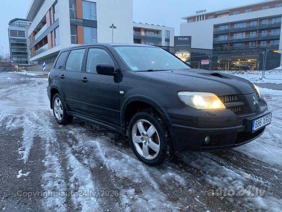 Melns Mitsubishi Outlander 2005 Pērnava, ar dzinēja tilpumu 2.00 L un nobraukumu 330 tūkst. km par 3500 €, foto 7 vietnē AUTOMOTO.COM.LV