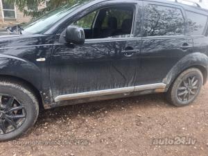 Melns Mitsubishi Outlander 2007 Tallina, ar dzinēja tilpumu 2.00 L un nobraukumu 401 tūkst. km par 3999 €, foto 3 vietnē AUTOMOTO.COM.LV