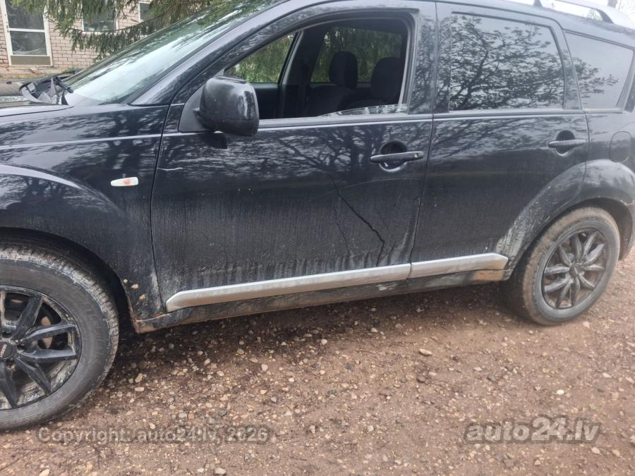 Melns Mitsubishi Outlander 2007 Tallina, ar dzinēja tilpumu 2.00 L un nobraukumu 401 tūkst. km par 3999 €, foto 3 vietnē AUTOMOTO.COM.LV