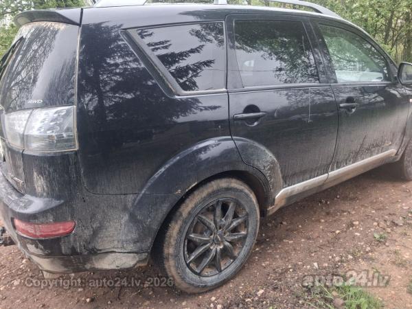 Black Mitsubishi Outlander 2007 in Tallinn, with an engine capacity of 2.00 L and mileage of 401 thousand km for 3999 €, photo 3 on AUTOMOTO.COM.LV