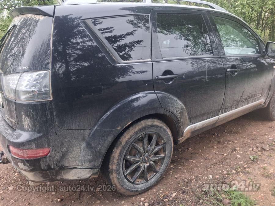 Melns Mitsubishi Outlander 2007 Tallina, ar dzinēja tilpumu 2.00 L un nobraukumu 401 tūkst. km par 3999 €, foto 4 vietnē AUTOMOTO.COM.LV