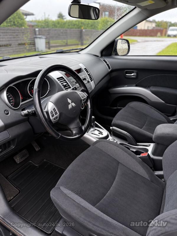 Mitsubishi Outlander 2008 in Tallinn on AUTOMOTO.COM.LV Black Mitsubishi Outlander 2008 in Tallinn, with an engine capacity of 2.40 L and mileage of 299 thousand km for 3490 €, photo 8 on AUTOMOTO.COM.LV