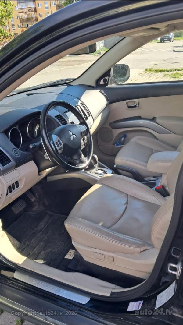 Black Mitsubishi Outlander 2011 in Tallinn, with an engine capacity of 2.40 L and mileage of 129 thousand km for 7290 €, photo 3 on AUTOMOTO.COM.LV