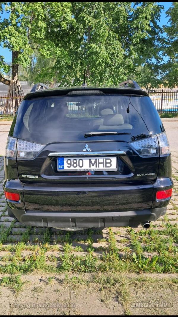 Black Mitsubishi Outlander 2011 in Tallinn, with an engine capacity of 2.40 L and mileage of 129 thousand km for 7290 €, photo 5 on AUTOMOTO.COM.LV