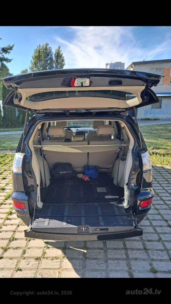 Black Mitsubishi Outlander 2011 in Tallinn, with an engine capacity of 2.40 L and mileage of 129 thousand km for 7290 €, photo 7 on AUTOMOTO.COM.LV