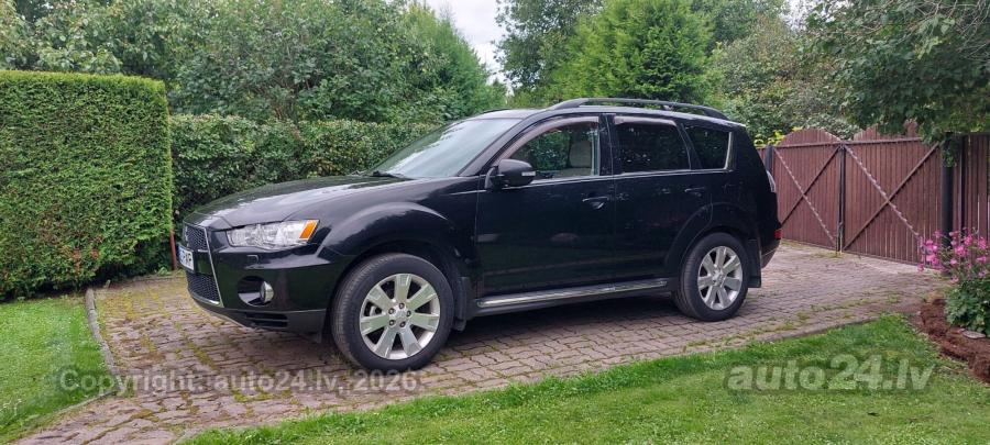 Black Mitsubishi Outlander 2011 in Tallinn, with an engine capacity of 2.40 L and mileage of 260 thousand km for 5790 €, photo 1 on AUTOMOTO.COM.LV