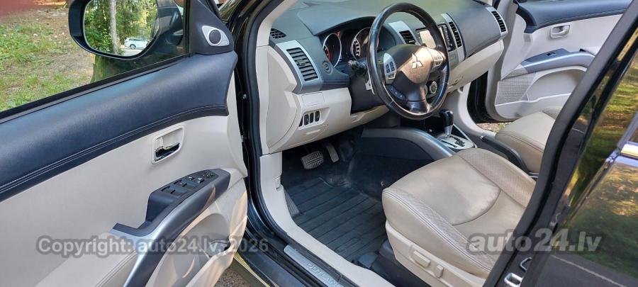 Black Mitsubishi Outlander 2011 in Tallinn, with an engine capacity of 2.40 L and mileage of 260 thousand km for 5790 €, photo 7 on AUTOMOTO.COM.LV