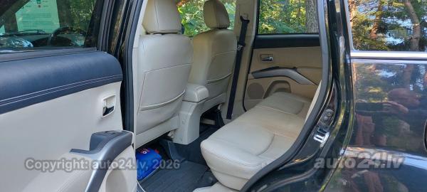 Melns Mitsubishi Outlander 2011 Tallina, ar dzinēja tilpumu 2.40 L un nobraukumu 260 tūkst. km par 5790 €, foto 8 vietnē AUTOMOTO.COM.LV