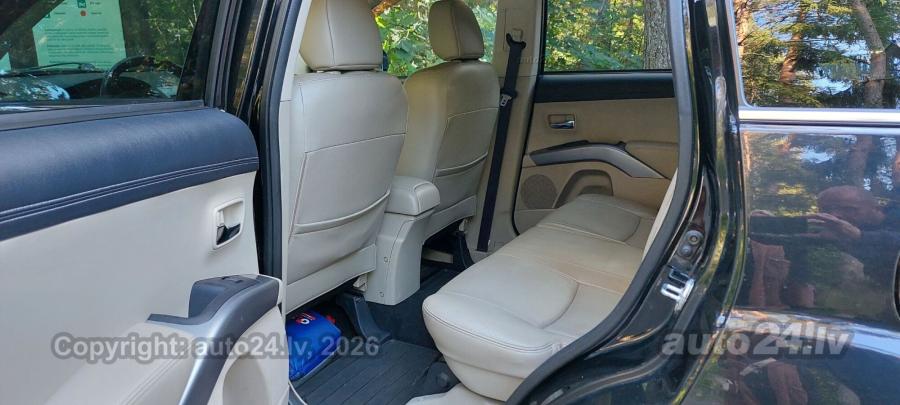 Black Mitsubishi Outlander 2011 in Tallinn, with an engine capacity of 2.40 L and mileage of 260 thousand km for 5790 €, photo 9 on AUTOMOTO.COM.LV