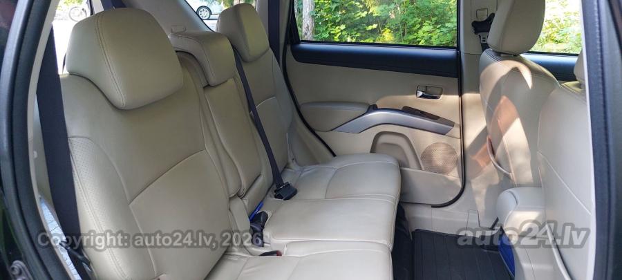 Black Mitsubishi Outlander 2011 in Tallinn, with an engine capacity of 2.40 L and mileage of 260 thousand km for 5790 €, photo 10 on AUTOMOTO.COM.LV