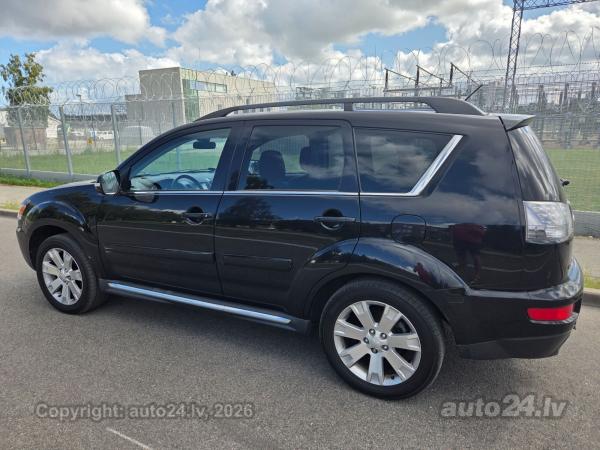 Black Mitsubishi Outlander 2012 in Tallinn, with an engine capacity of 2.40 L and mileage of 208 thousand km for 6900 €, photo 1 on AUTOMOTO.COM.LV