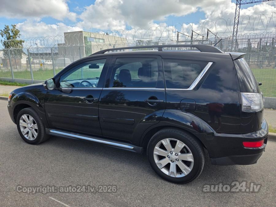 Black Mitsubishi Outlander 2012 in Tallinn, with an engine capacity of 2.40 L and mileage of 208 thousand km for 6900 €, photo 1 on AUTOMOTO.COM.LV