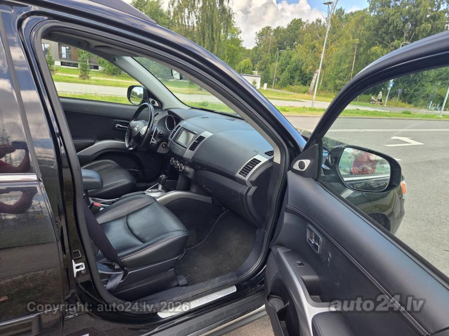 Black Mitsubishi Outlander 2012 in Tallinn, with an engine capacity of 2.40 L and mileage of 208 thousand km for 6900 €, photo 18 on AUTOMOTO.COM.LV