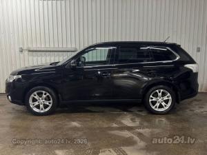 Black Mitsubishi Outlander 2014 in Tallinn, with an engine capacity of 2.00 L and mileage of 96 thousand km for 11500 €, photo 12 on AUTOMOTO.COM.LV