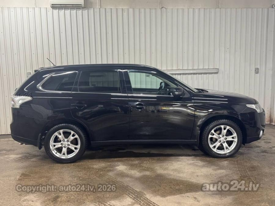 Black Mitsubishi Outlander 2014 in Tallinn, with an engine capacity of 2.00 L and mileage of 96 thousand km for 11500 €, photo 13 on AUTOMOTO.COM.LV