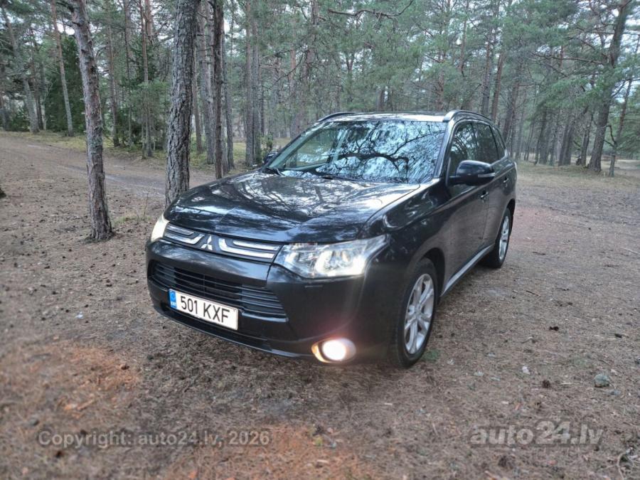 Black Mitsubishi Outlander 2014 in Tallinn, with an engine capacity of 2.00 L and mileage of 292 thousand km for 7444 €, photo 3 on AUTOMOTO.COM.LV