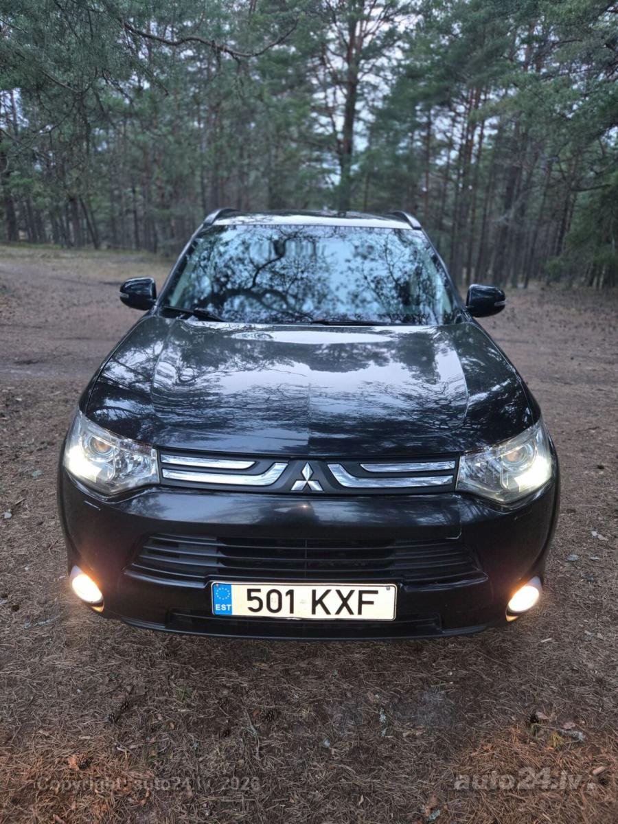 Black Mitsubishi Outlander 2014 in Tallinn, with an engine capacity of 2.00 L and mileage of 292 thousand km for 7444 €, photo 4 on AUTOMOTO.COM.LV