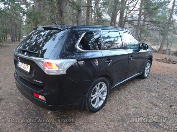 Melns Mitsubishi Outlander 2014 Tallina, ar dzinēja tilpumu 2.00 L un nobraukumu 292 tūkst. km par 7444 €, foto 4 vietnē AUTOMOTO.COM.LV