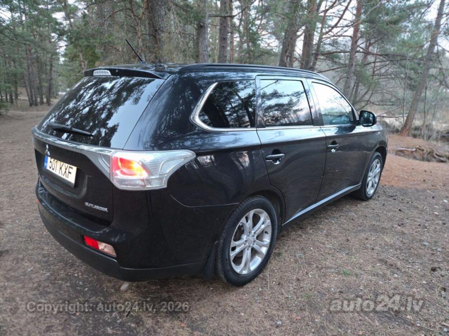 Black Mitsubishi Outlander 2014 in Tallinn, with an engine capacity of 2.00 L and mileage of 292 thousand km for 7444 €, photo 5 on AUTOMOTO.COM.LV