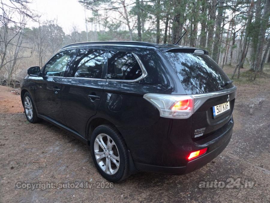 Black Mitsubishi Outlander 2014 in Tallinn, with an engine capacity of 2.00 L and mileage of 292 thousand km for 7444 €, photo 6 on AUTOMOTO.COM.LV
