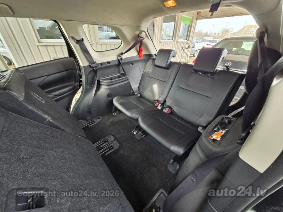 Black Mitsubishi Outlander 2014 in Tallinn, with an engine capacity of 2.00 L and mileage of 292 thousand km for 7444 €, photo 9 on AUTOMOTO.COM.LV