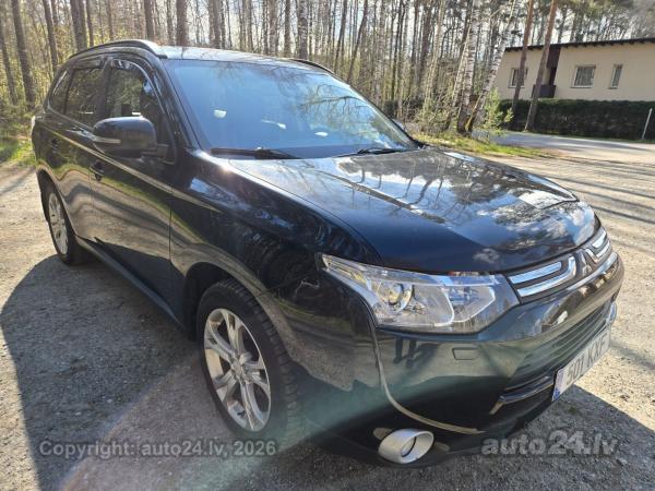 Melns Mitsubishi Outlander 2014 Tallina, ar dzinēja tilpumu 2.00 L un nobraukumu 295 tūkst. km par 7444 €, foto 3 vietnē AUTOMOTO.COM.LV