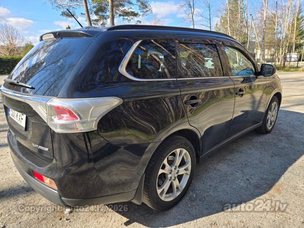 Melns Mitsubishi Outlander 2014 Tallina, ar dzinēja tilpumu 2.00 L un nobraukumu 295 tūkst. km par 7444 €, foto 5 vietnē AUTOMOTO.COM.LV
