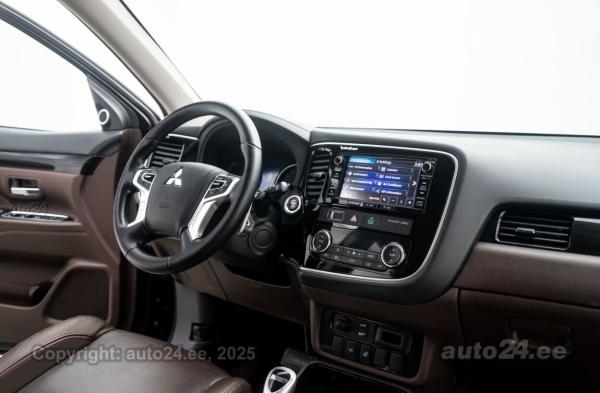 Black Mitsubishi Outlander 2015 in Tallinn, with an engine capacity of 2.00 L and mileage of 181 thousand km for 13999 €, photo 11 on AUTOMOTO.COM.LV