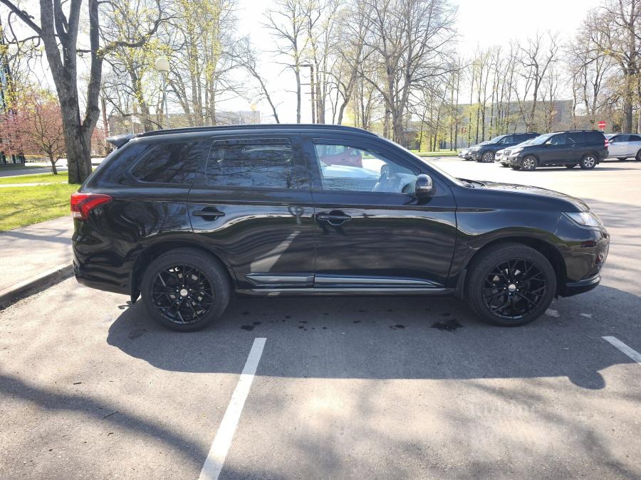 Black Mitsubishi Outlander 2015 in Johvi, with an engine capacity of 0.00 L and mileage of 56 thousand km for 9990 €, photo 4 on AUTOMOTO.COM.LV