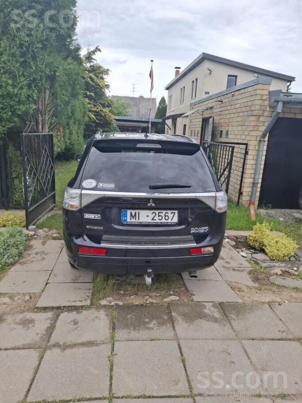 Black Mitsubishi Outlander 2015 in Limbazi, with an engine capacity of 2.00 L and mileage of 142 thousand km for 10500 €, photo 2 on AUTOMOTO.COM.LV
