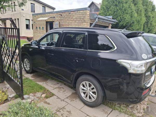 Black Mitsubishi Outlander 2015 in Limbazi, with an engine capacity of 2.00 L and mileage of 142 thousand km for 10500 €, photo 3 on AUTOMOTO.COM.LV