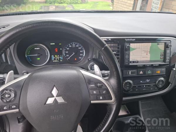 Black Mitsubishi Outlander 2015 in Limbazi, with an engine capacity of 2.00 L and mileage of 142 thousand km for 10500 €, photo 4 on AUTOMOTO.COM.LV
