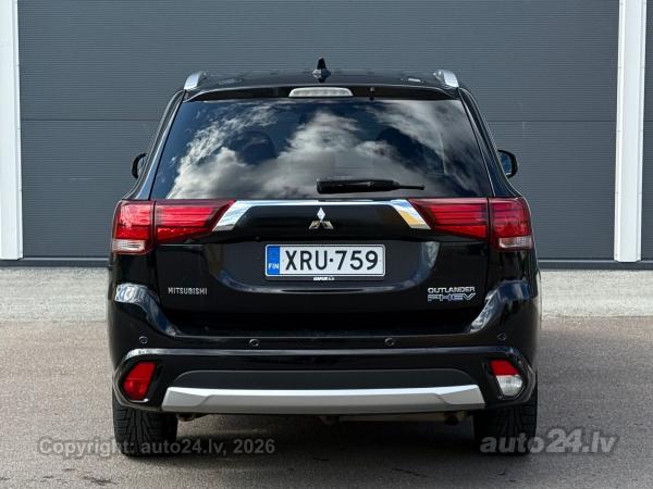 Mitsubishi Outlander 2015 Tallina vietnÄ Melns Mitsubishi Outlander 2015 Tallina, ar dzinÄja tilpumu 2.00 L un nobraukumu 227 tÅ«kst. km par 9990 ā¬, foto 6 vietnÄ AUTOMOTO.COM.LV
