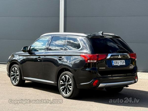 Mitsubishi Outlander 2015 Tallina vietnÄ Melns Mitsubishi Outlander 2015 Tallina, ar dzinÄja tilpumu 2.00 L un nobraukumu 227 tÅ«kst. km par 9990 ā¬, foto 7 vietnÄ AUTOMOTO.COM.LV