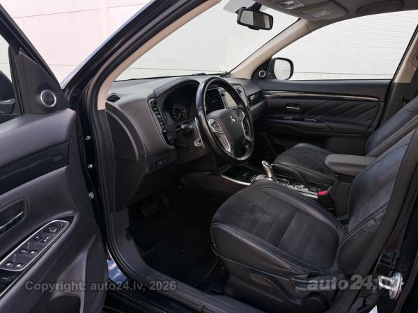 Mitsubishi Outlander 2015 Tallina vietnÄ Melns Mitsubishi Outlander 2015 Tallina, ar dzinÄja tilpumu 2.00 L un nobraukumu 227 tÅ«kst. km par 9990 ā¬, foto 8 vietnÄ AUTOMOTO.COM.LV