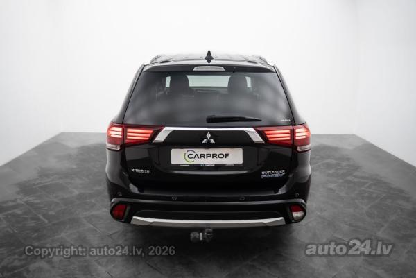 Black Mitsubishi Outlander 2016 in Tallinn, with an engine capacity of 2.00 L and mileage of 198 thousand km for 11999 €, photo 5 on AUTOMOTO.COM.LV