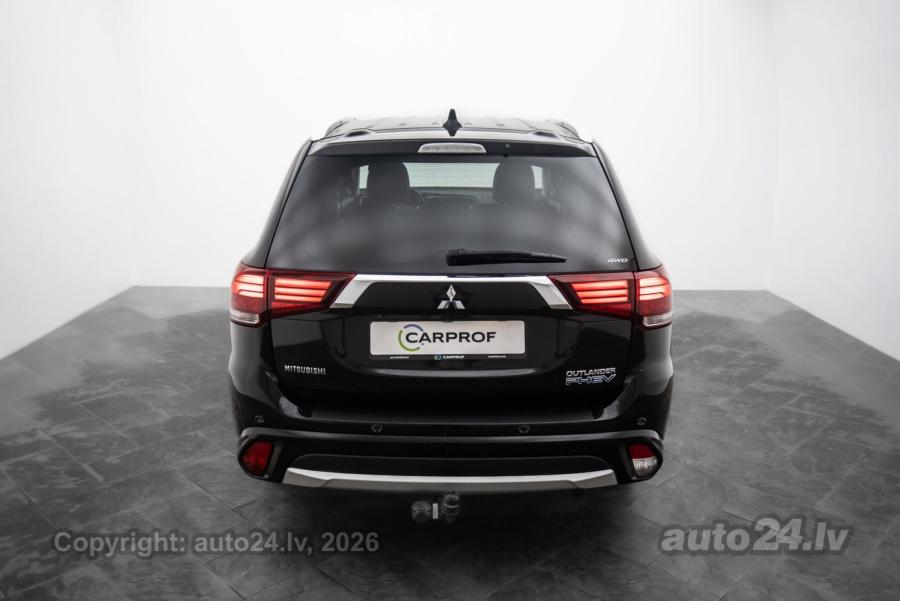 Black Mitsubishi Outlander 2016 in Tallinn, with an engine capacity of 2.00 L and mileage of 198 thousand km for 11999 €, photo 6 on AUTOMOTO.COM.LV