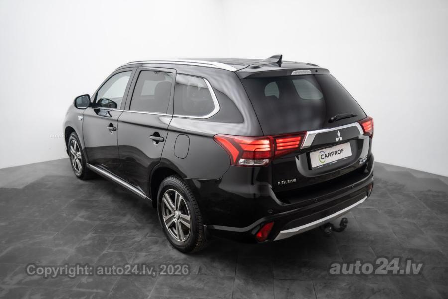 Black Mitsubishi Outlander 2016 in Tallinn, with an engine capacity of 2.00 L and mileage of 198 thousand km for 11999 €, photo 7 on AUTOMOTO.COM.LV