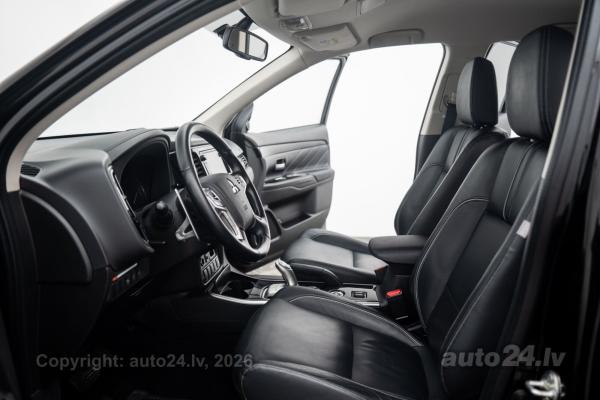 Black Mitsubishi Outlander 2016 in Tallinn, with an engine capacity of 2.00 L and mileage of 198 thousand km for 11999 €, photo 7 on AUTOMOTO.COM.LV