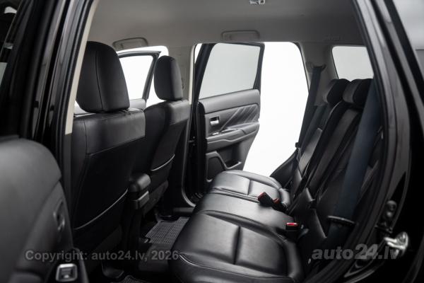Black Mitsubishi Outlander 2016 in Tallinn, with an engine capacity of 2.00 L and mileage of 198 thousand km for 11999 €, photo 8 on AUTOMOTO.COM.LV