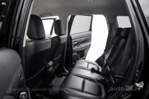 Black Mitsubishi Outlander 2016 in Tallinn, with an engine capacity of 2.00 L and mileage of 198 thousand km for 11999 €, photo 9 on AUTOMOTO.COM.LV