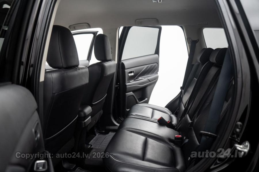 Black Mitsubishi Outlander 2016 in Tallinn, with an engine capacity of 2.00 L and mileage of 198 thousand km for 11999 €, photo 9 on AUTOMOTO.COM.LV