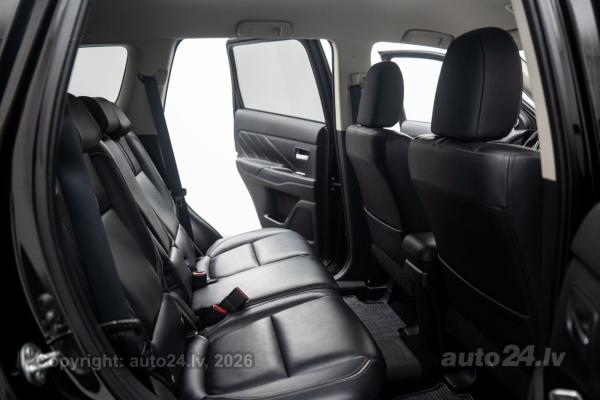 Black Mitsubishi Outlander 2016 in Tallinn, with an engine capacity of 2.00 L and mileage of 198 thousand km for 11999 €, photo 9 on AUTOMOTO.COM.LV