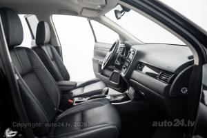 Black Mitsubishi Outlander 2016 in Tallinn, with an engine capacity of 2.00 L and mileage of 198 thousand km for 11999 €, photo 11 on AUTOMOTO.COM.LV