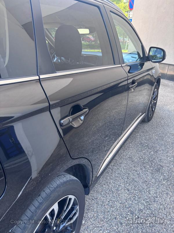 Black Mitsubishi Outlander 2016 in Parnu, with an engine capacity of 2.00 L and mileage of 174 thousand km for 12600 €, photo 3 on AUTOMOTO.COM.LV