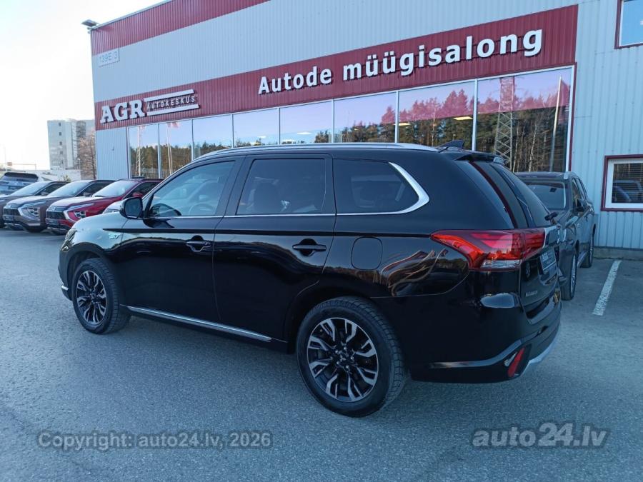 Melns Mitsubishi Outlander 2017 Tallina, ar dzinēja tilpumu 2.00 L un nobraukumu 156 tūkst. km par 16890 €, foto 2 vietnē AUTOMOTO.COM.LV