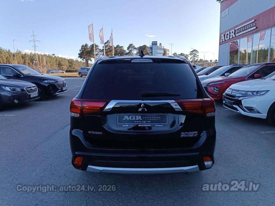 Melns Mitsubishi Outlander 2017 Tallina, ar dzinēja tilpumu 2.00 L un nobraukumu 156 tūkst. km par 16890 €, foto 4 vietnē AUTOMOTO.COM.LV